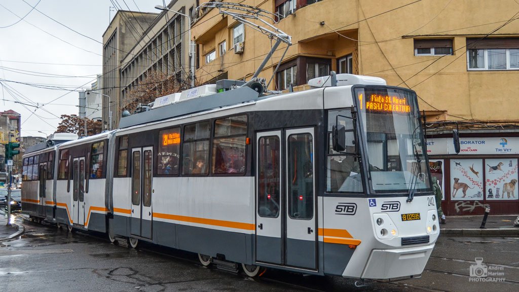 STB a introdus în traseu un nou tramvai din seria modernizată V3A-2010 ...