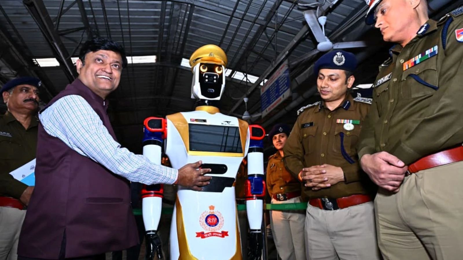 India a lansat primul robot umanoid din rețeaua sa feroviară - Hubul ...