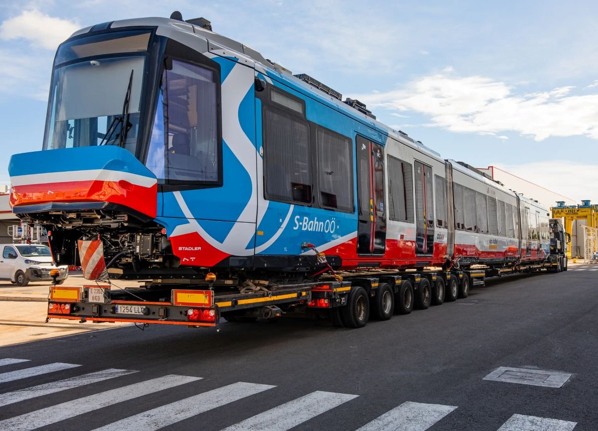 Primul tram‑train Stadler pentru VDV ajunge în Oberösterreich și ...