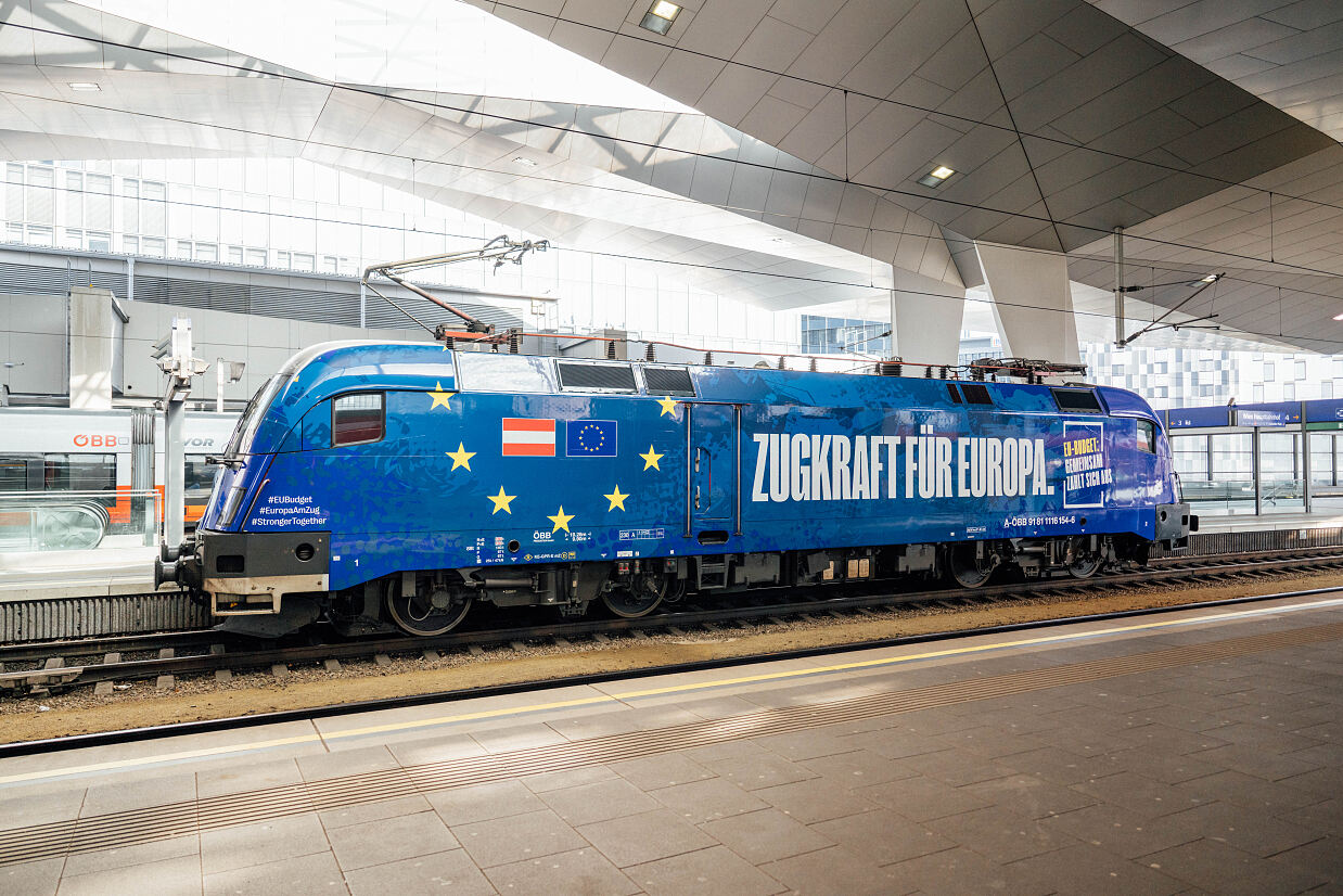ÖBB prezintă locomotiva Taurus Zugkraft pentru Europa cu un design ...
